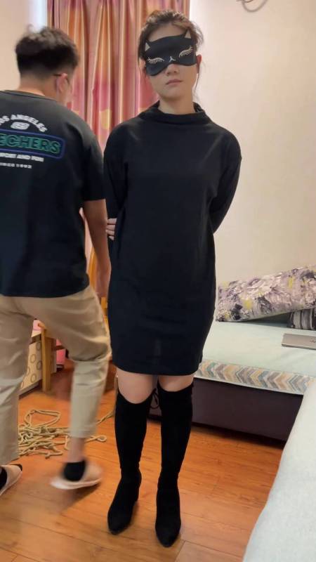 zhangyang绳艺新作之洋洋身着黑涩tao装肉涩咝袜被日式梱梆戴口环调教！在线看！_绳艺台